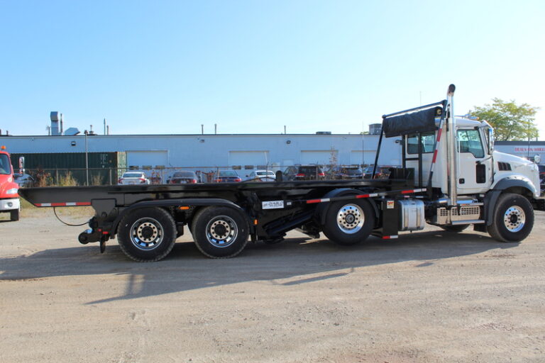 70M LB Tri Axle Roll Off – JWH Hydraulics